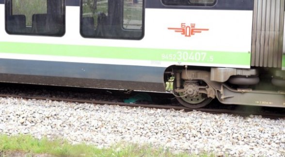 Влак сгази легнала на релсите жена - Новини от Dnes.bg