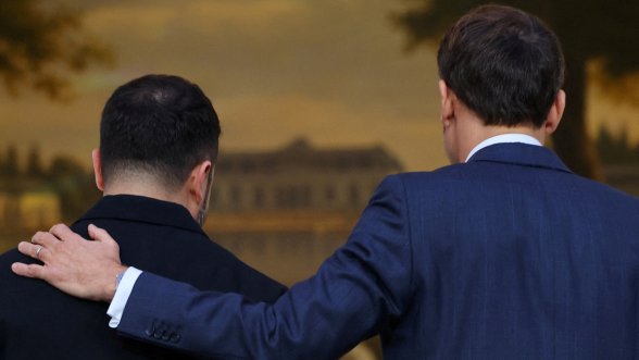 Затъмнения, обсади и корупция в близкия му кръг: Най-мрачната зима за Зеленски - Новини от Dnes.bg