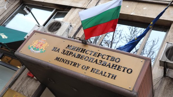 Младите медици протестират, планират шествие до Орлов мост - Новини от Dnes.bg