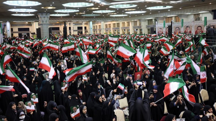 Най-малко седем са убитите при мащабните протести в Иран - Новини от Dnes.bg