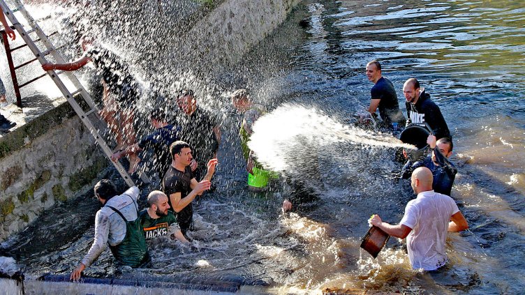 Честит Ивановден! Празнуват над 300 000 българи - Новини от Dnes.bg