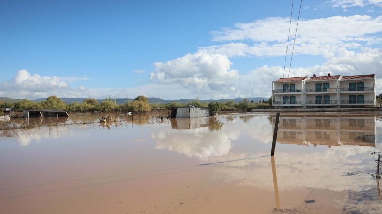 Гърция е парализирана от лошо време: Дъждът продължава да вали - Новини от Dnes.bg