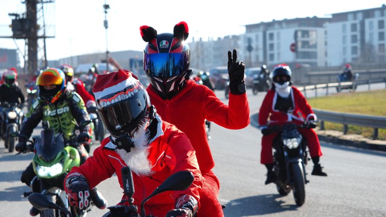 В кадър, с дъх на бензин: Десетки Дядо Коледа и Снежанки в София - Новини от Dnes.bg