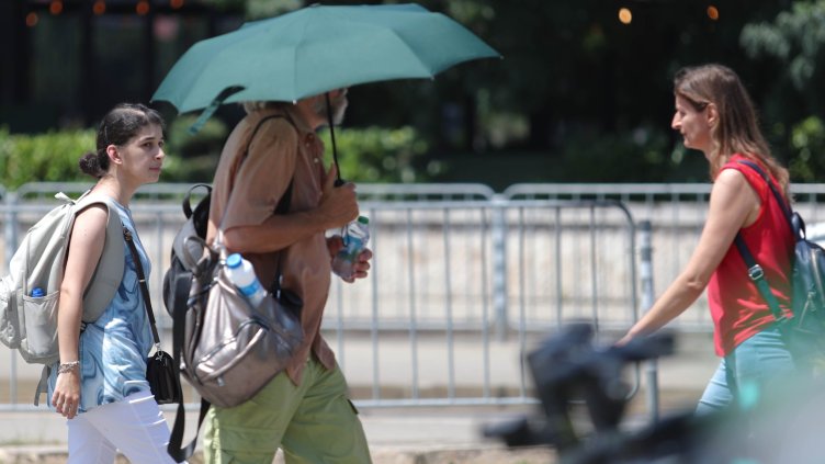 Времето днес: В половин България ще вали и гърми, в другата - жега - Новини от Dnes.bg