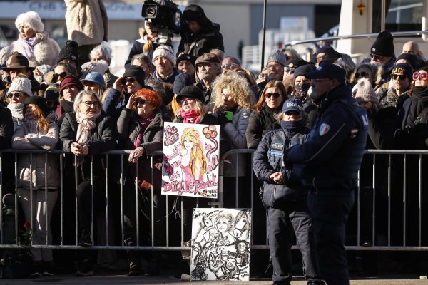 Стотици фенове, включително Марин льо Пен, изпратиха Брижит Бардо в ...